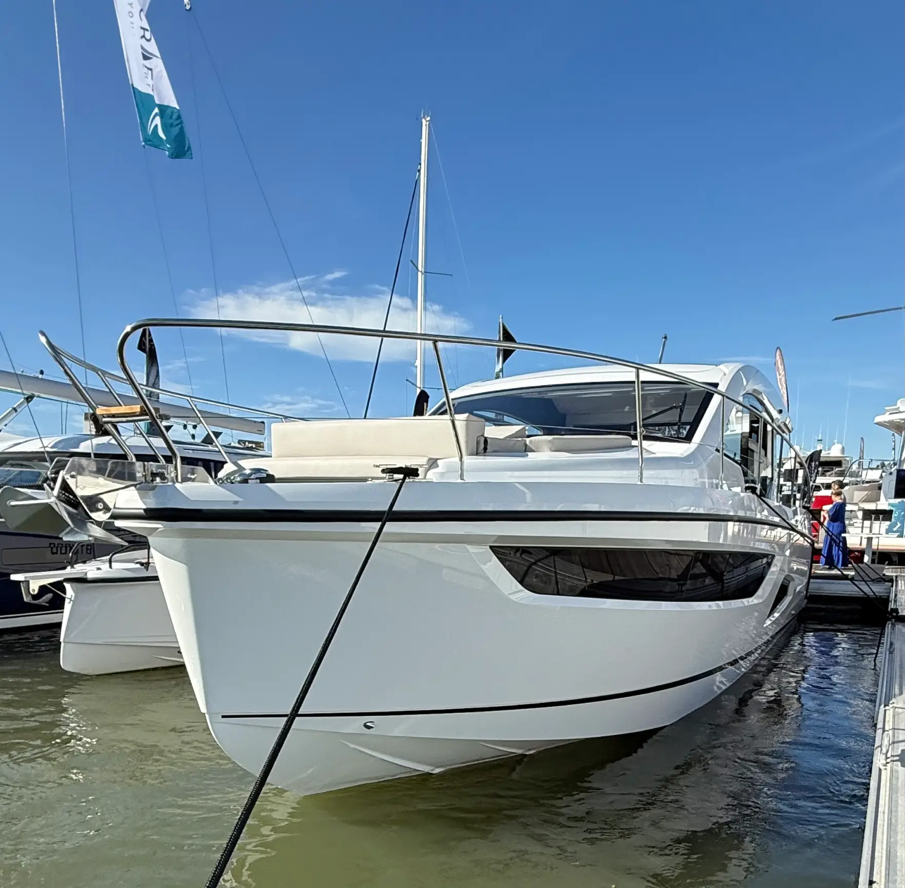Sealine C390 Sets The Bar High At SCIBS Premiere - Windcraft